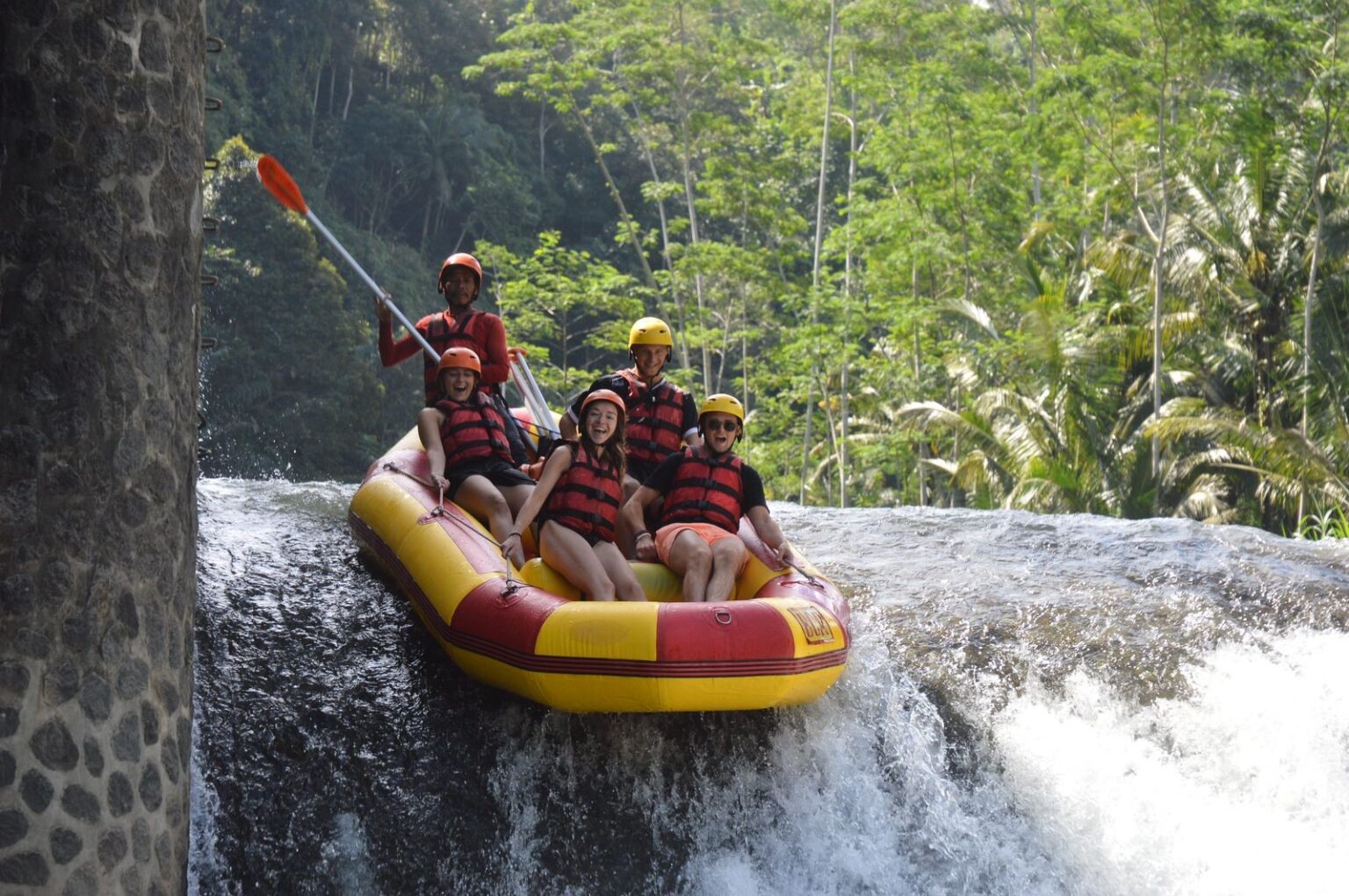 Menikmati Sensasi Arung Jeram di Sungai Telaga Waja Karangasem ...